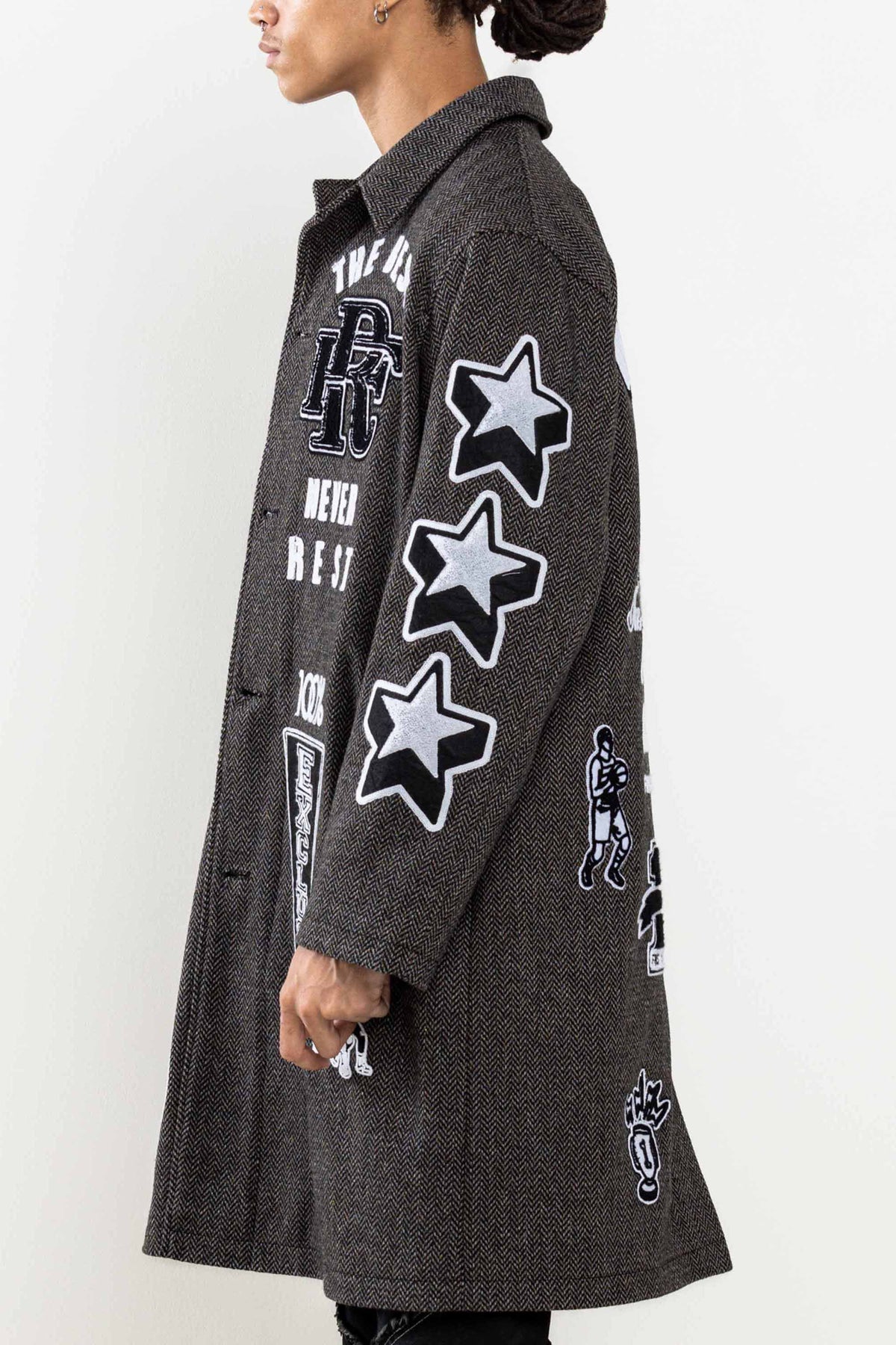 MULTI PATCHES WOOL HERRINGBONE LONG JACKET | First Row MULTI PATCHES WOOL HERRINGBONE LONG JACKET | First Row